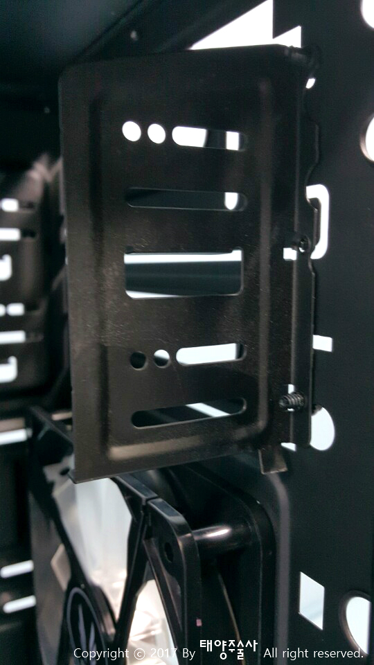 끝장 LED튜닝기 3RSYS L1000 강화유리 (feat. HALO RGB FAN & RGB LED BAR) > 유저 칼럼 | 퀘이사존