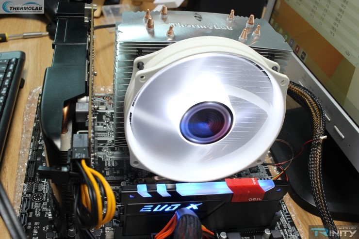 더욱 강력해진 트리니티가 돌아왔다 - 써모랩 TRINITY WHITE LED (CPU쿨러) > 유저 칼럼 | 퀘이사존